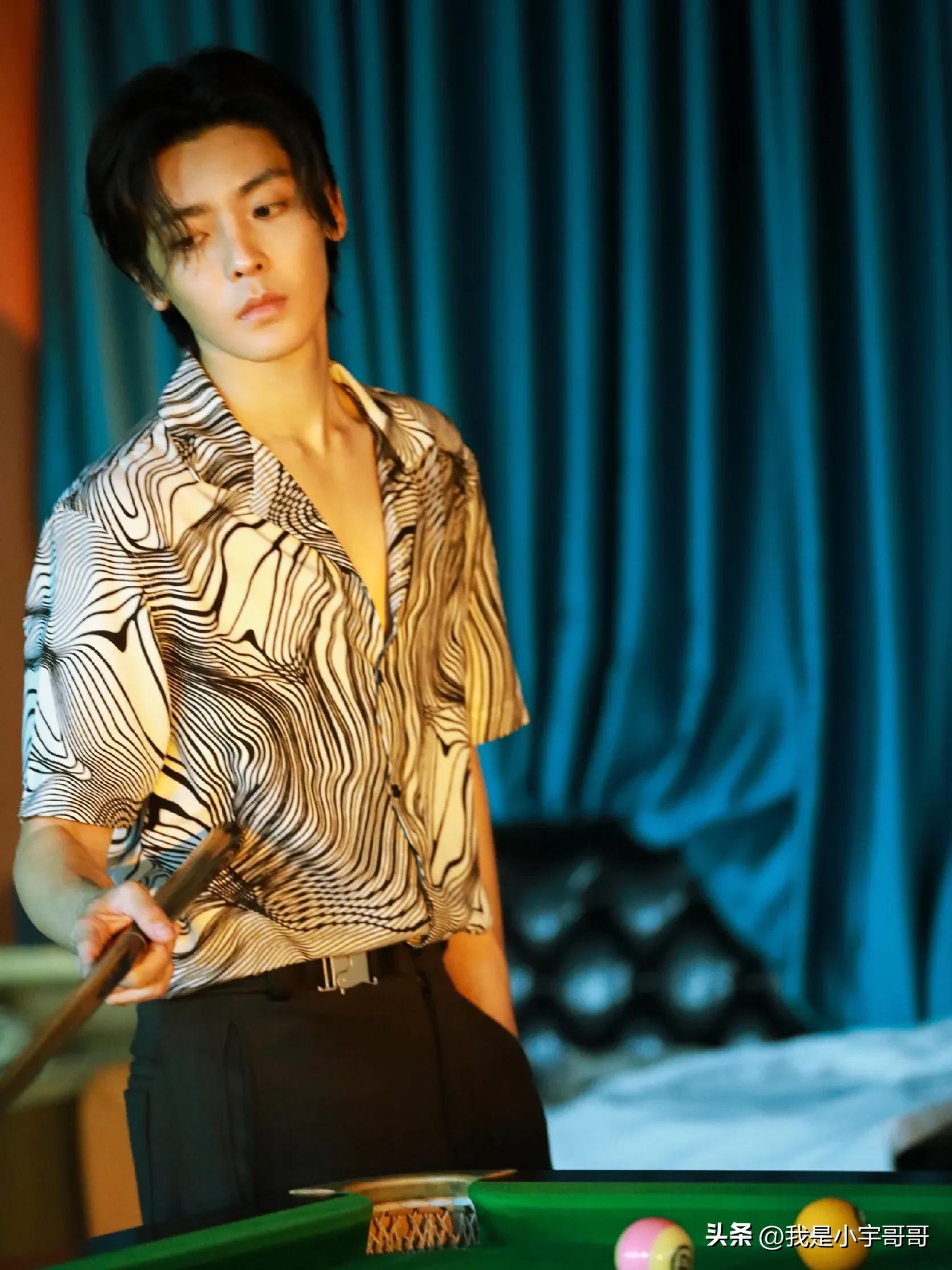 Hou Minghao's photo of Hong Kong style white shirt is released, adding ...