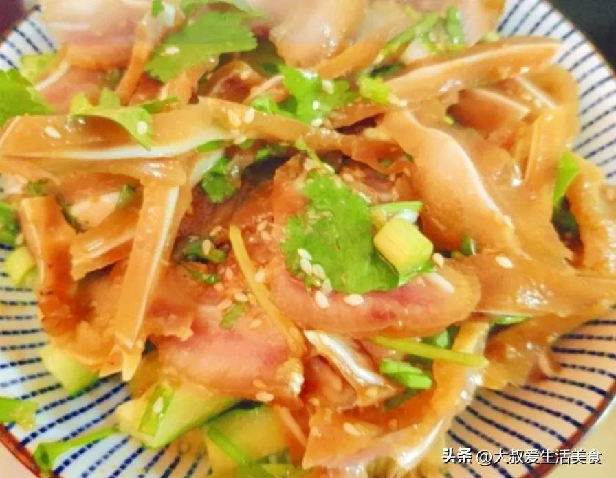 Eat cold pig ears when the weather is hot. It's simple and easy to ...