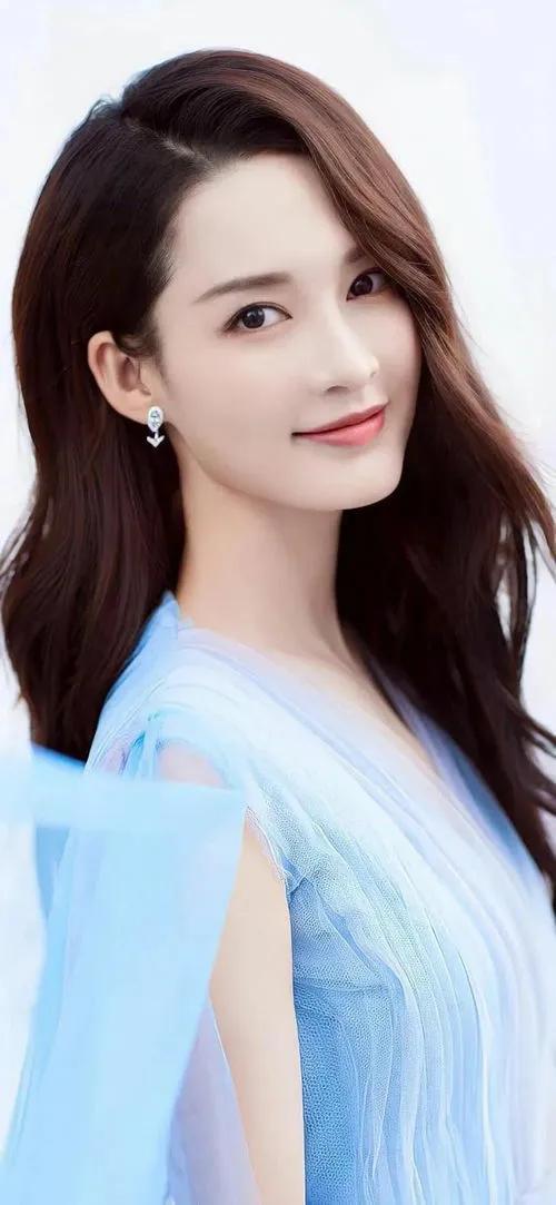 Li Qin has a charming temperament, a pleasant smile, and amazing acting ...