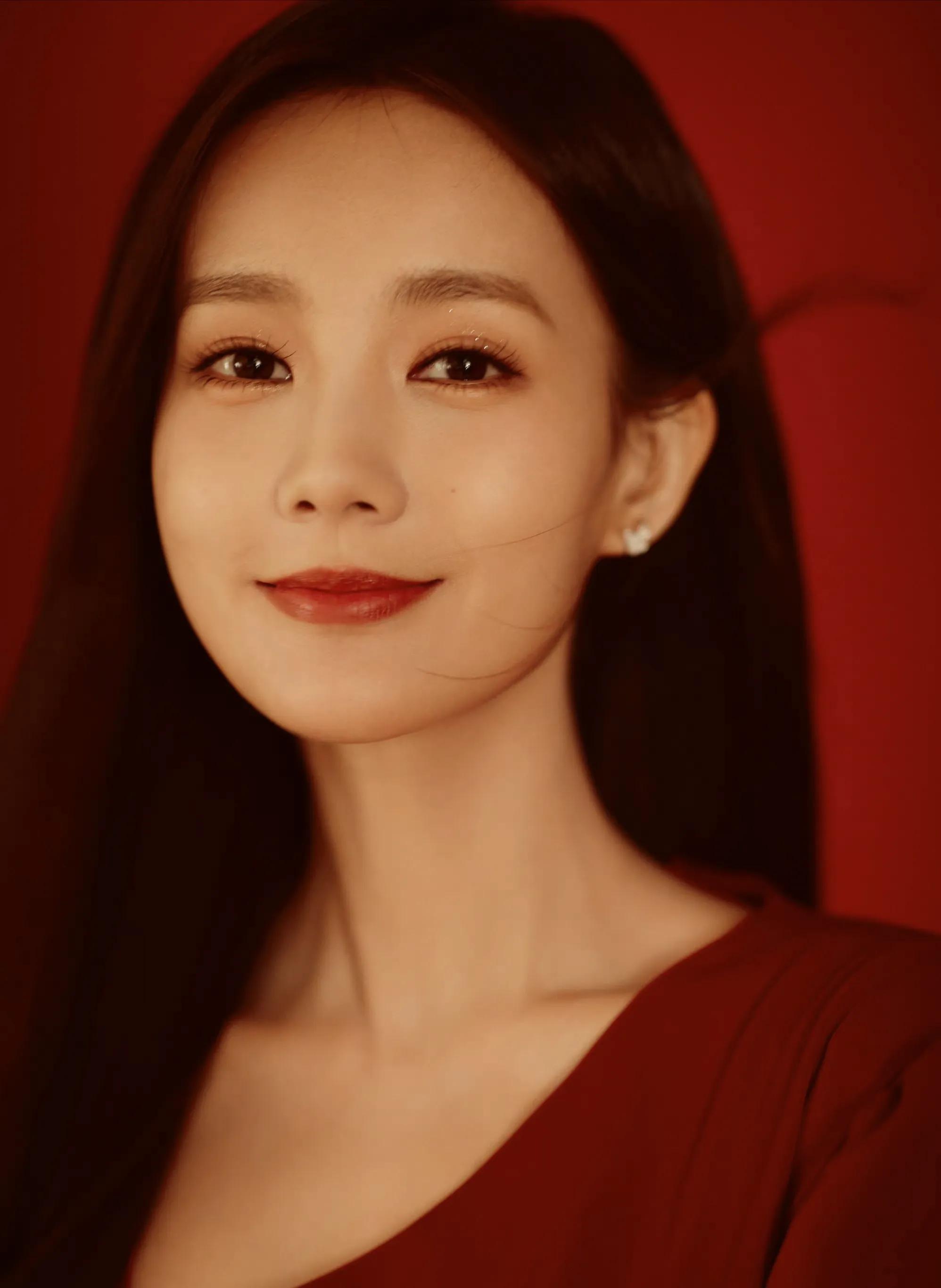 Actress Li Yitong's fashion style: beautiful face, youthful demeanor ...