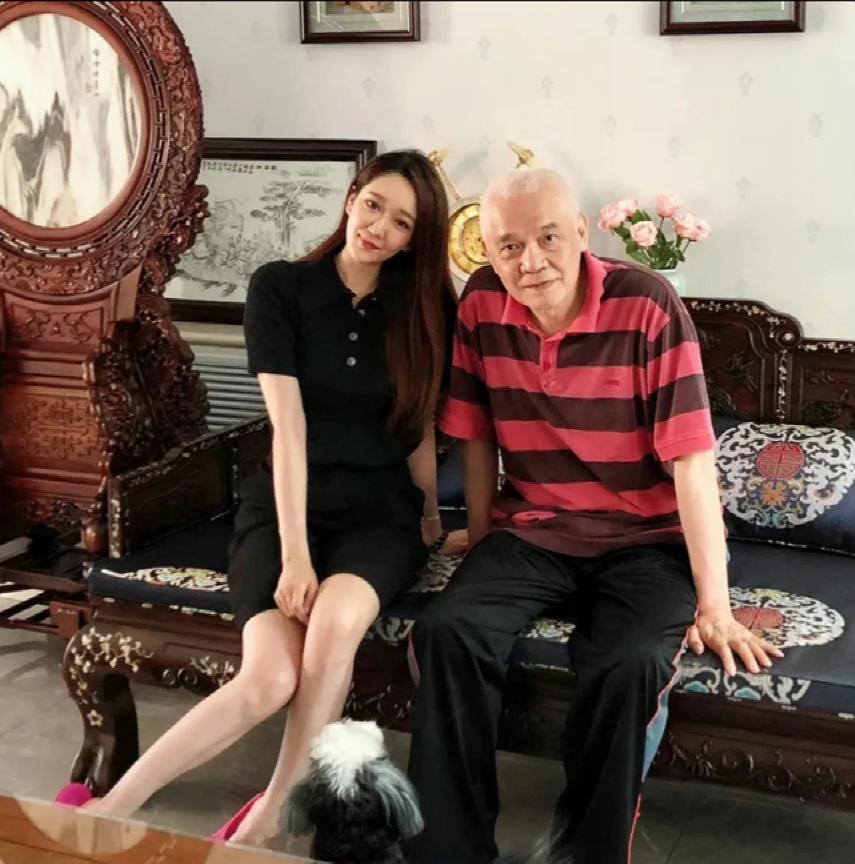 65-year-old Shen Junyi is too old to recognize, with a thin body and white hair, and his ...