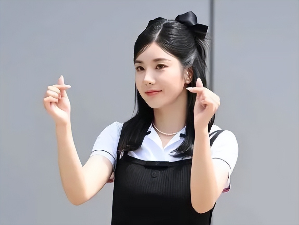 A Korean female star's action of twisting the bottle cap caused heated ...