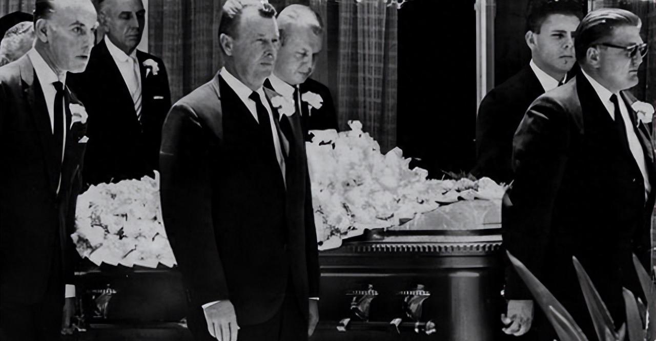 Monroe's funeral in 1962: the coffin was opened, she was buried in a ...