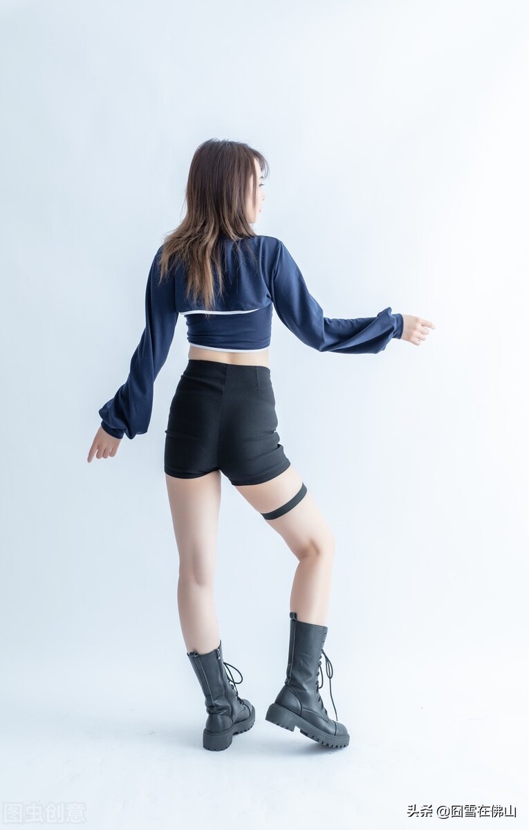 Beauty in tight hot pants and Martin boots - iNEWS