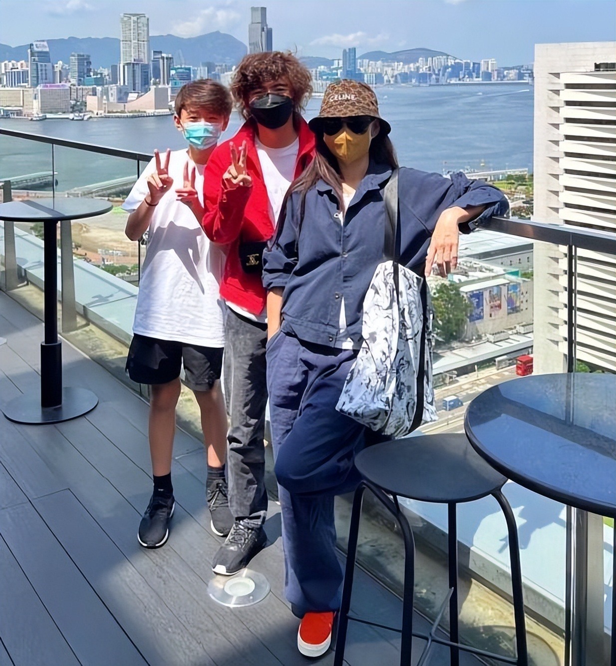 Cecilia Cheung measures Quintus' height, the handsome guy just woke up ...