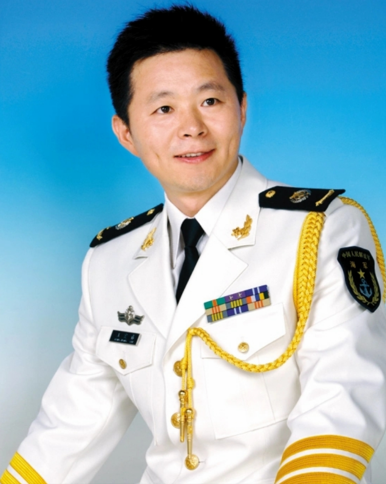 Wang Hongwei: Marrying a sweet wife 13 years younger, liking to be a ...