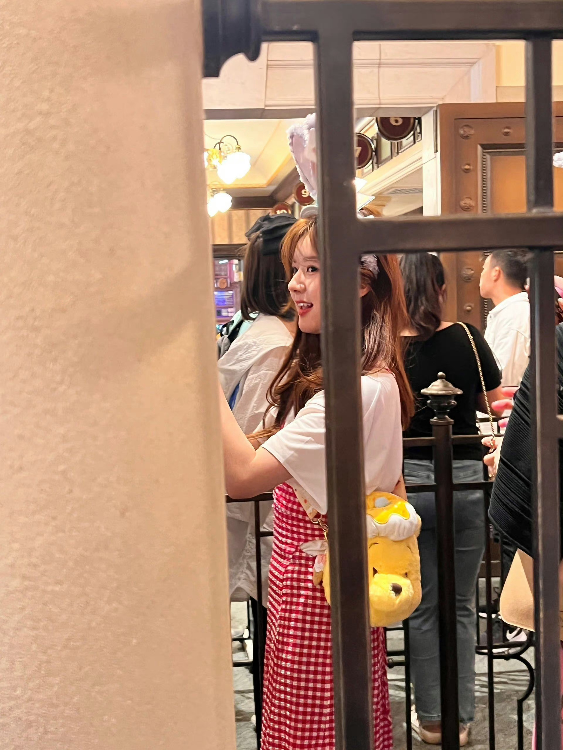 Zhao Lusi's smile is so seductive, wearing a pink plaid skirt and ...