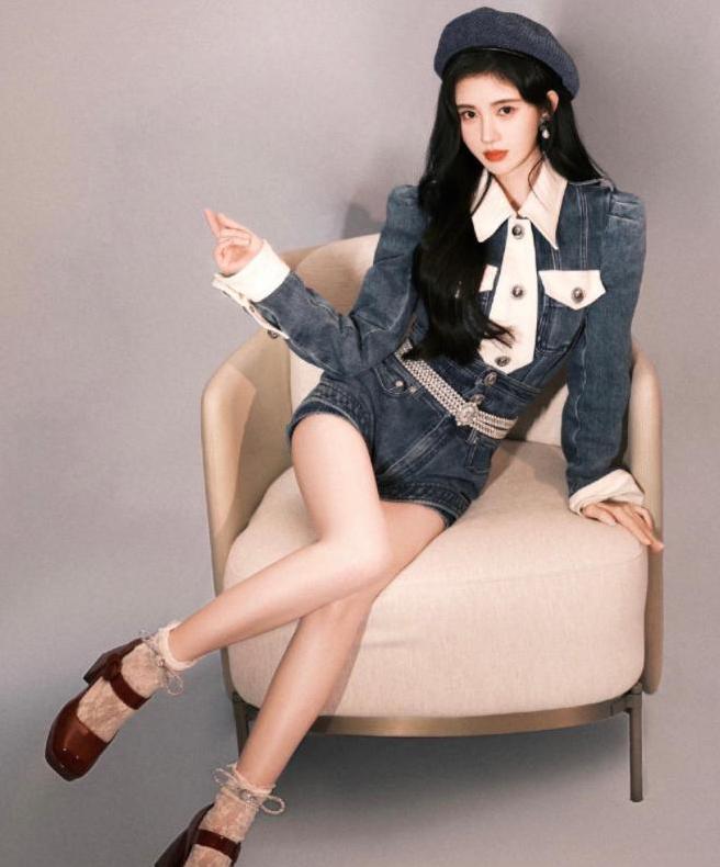 "Peeling onion" denim shorts with skinny jeans, Ju Jingyi transformed ...