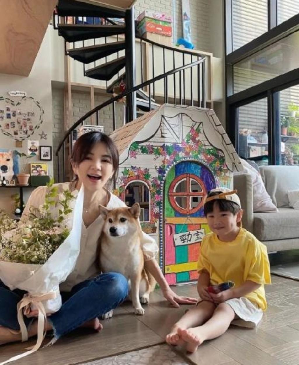 Ada Choi and Zhang Jin's Residence: A family of five lives in an 80 ...
