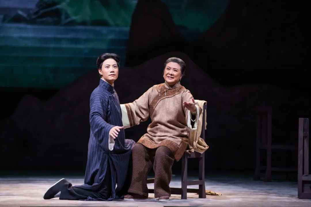 How does Peking Opera represent Mao Zedong?This is how Li Bo, a young ...