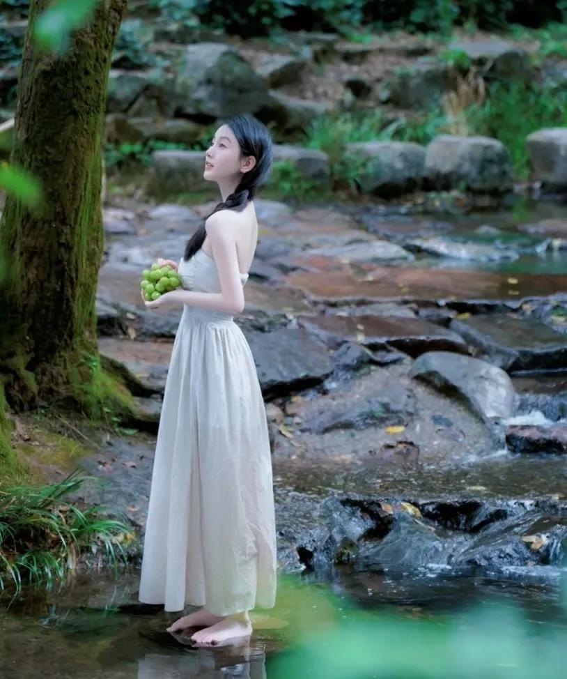 Beauty photo: Jungle art photo of a pure girl in Luosha long skirt ...