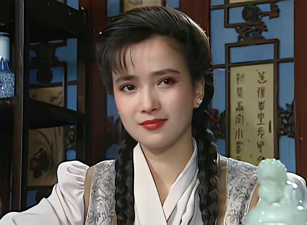 He Qing plays the second female lead in "The Grass by the Green River ...