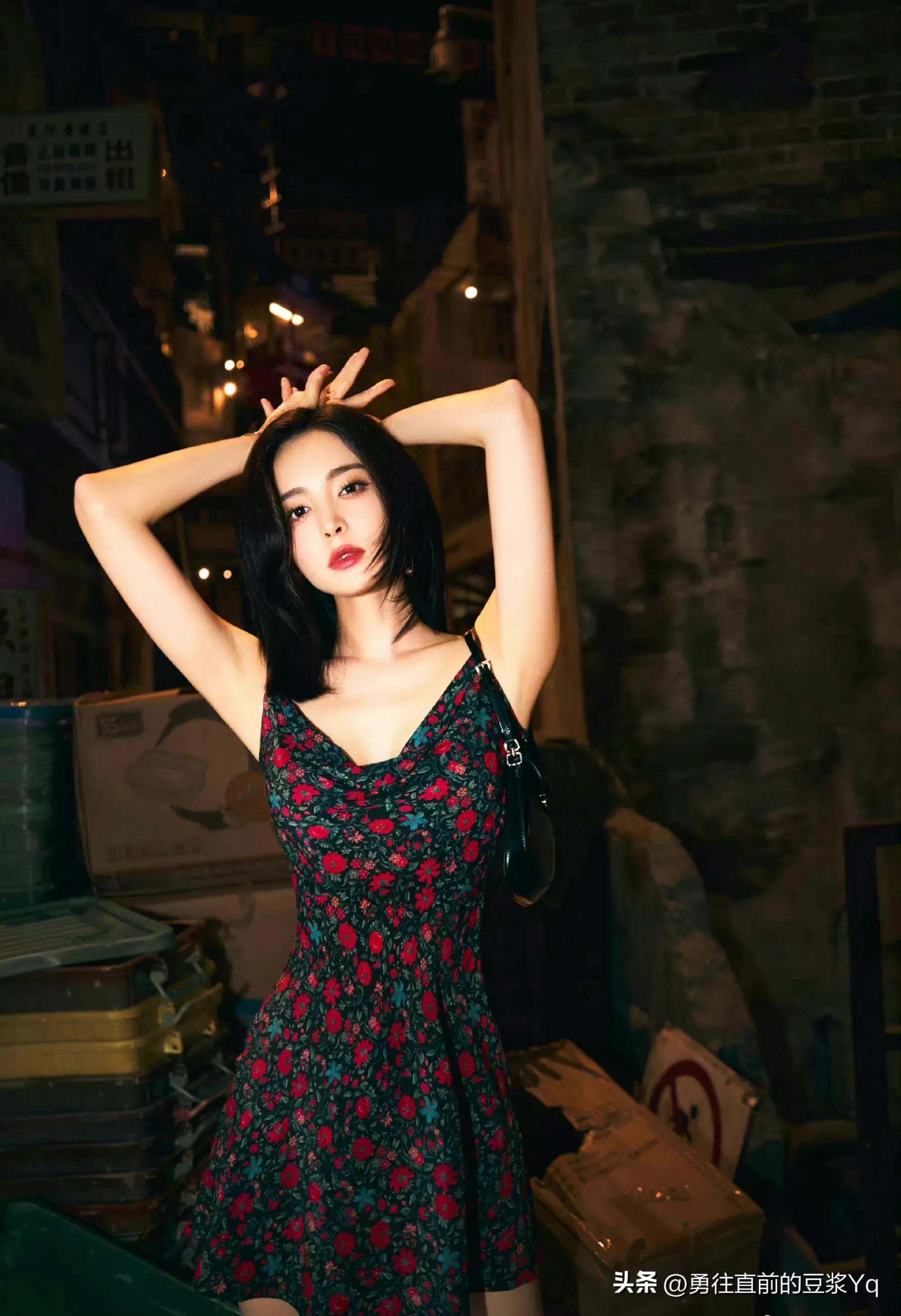 Gu Lina wears a floral suspender, showing a good figure - iNEWS