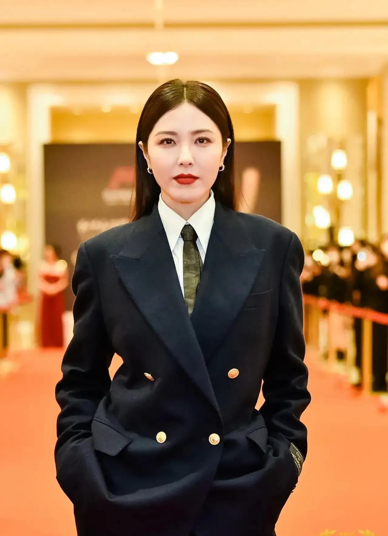 Zeng Li, the beauty of the prosperous age - iNEWS