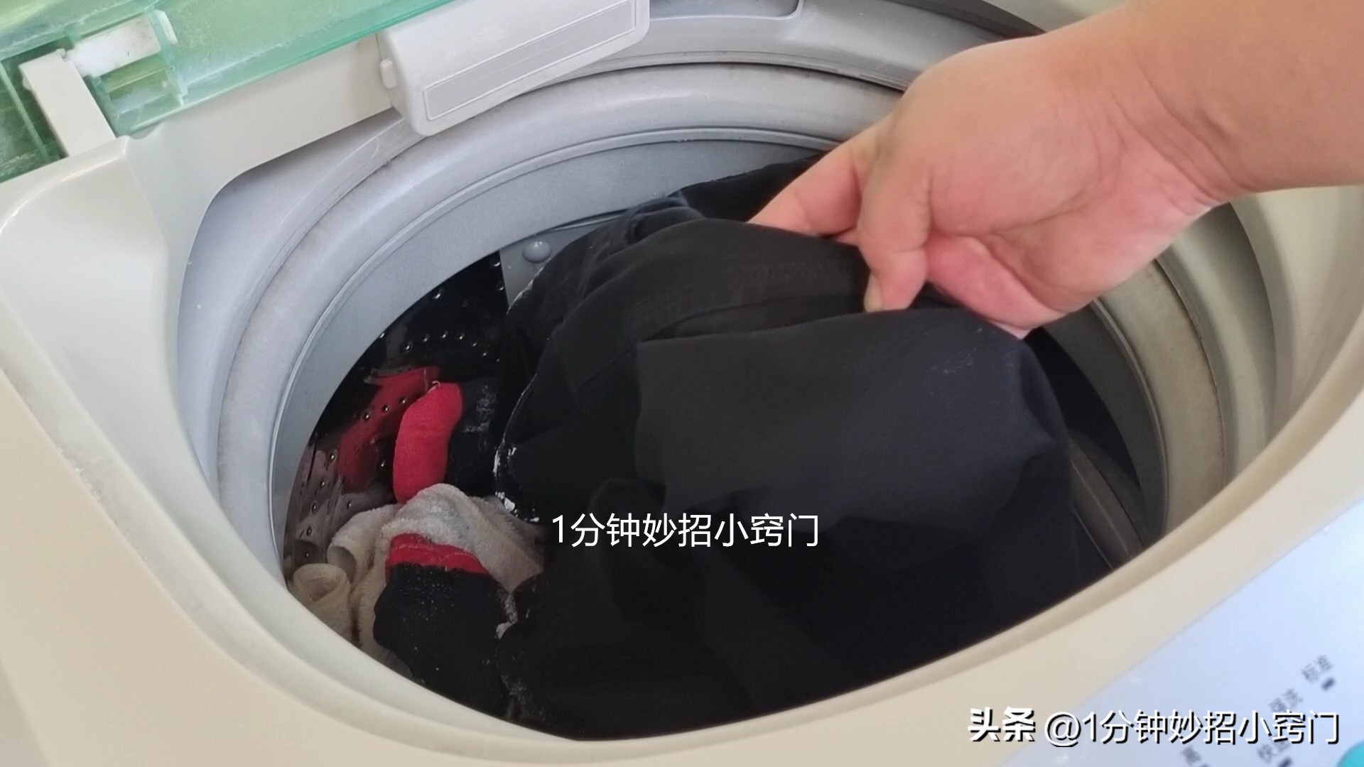 Put a plastic bottle in the washing machine, the clothes will look like ...