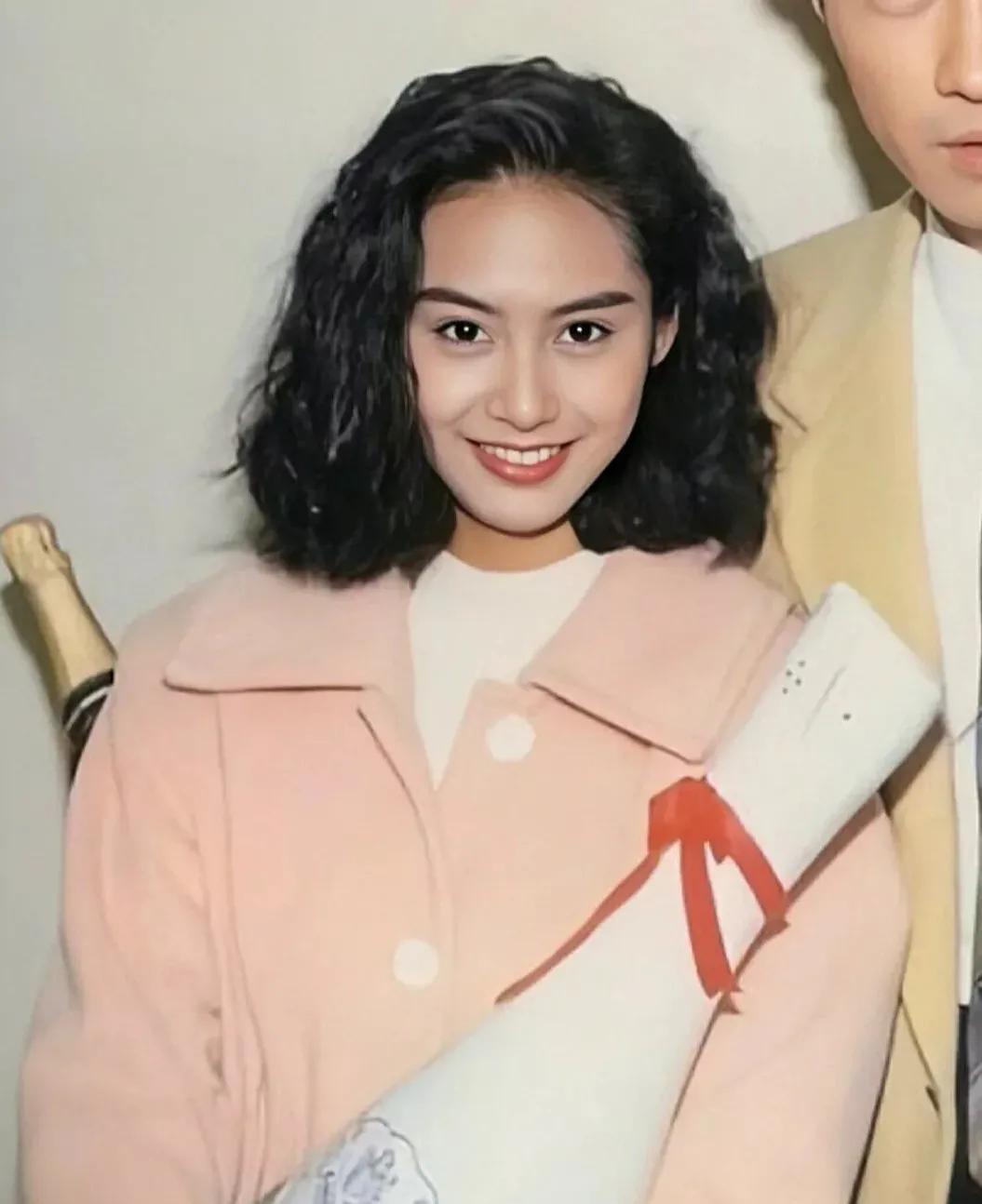 The young goddess (Zhu Yin) is pure and watery, as bright as the first ...