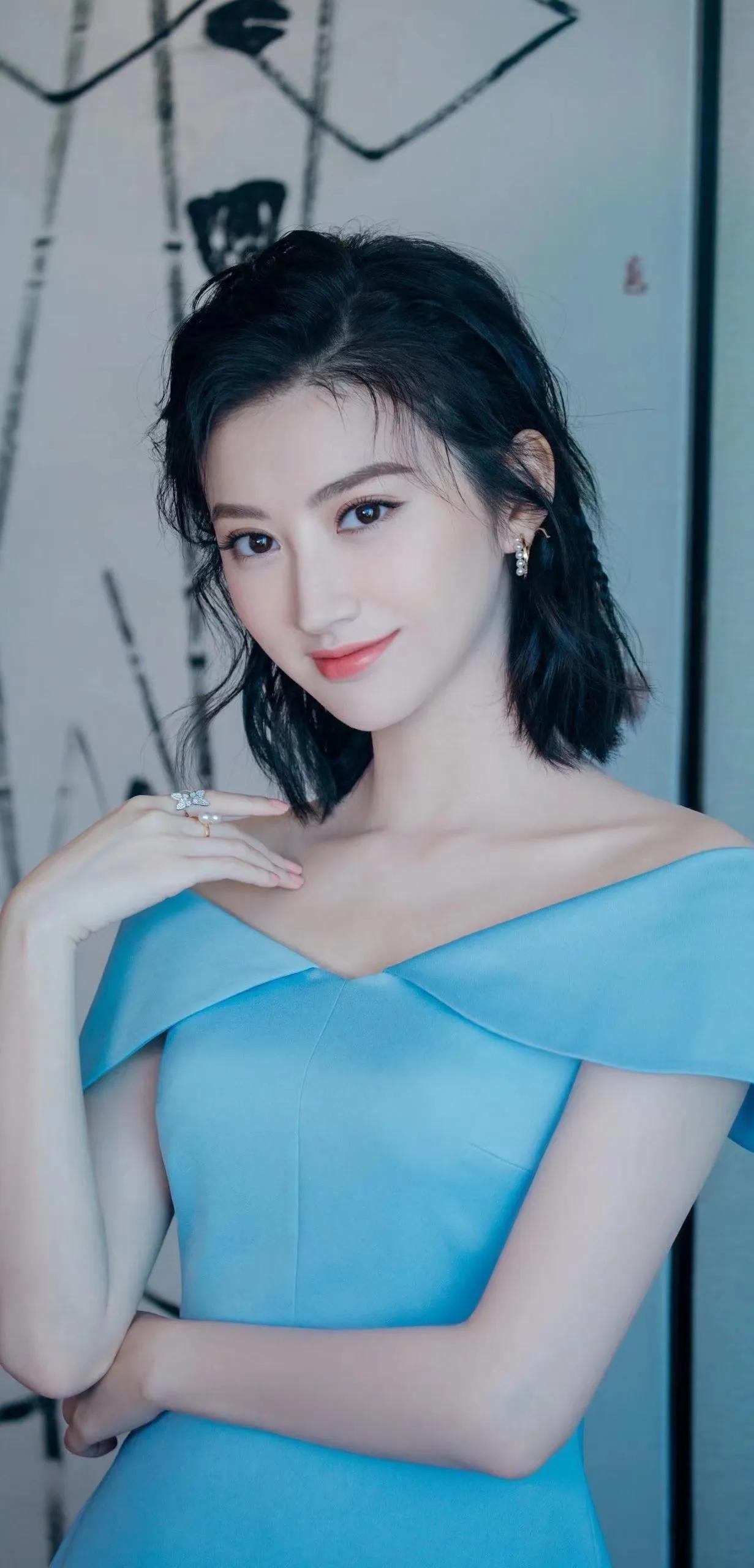 Beautiful female star wallpaper - iNEWS