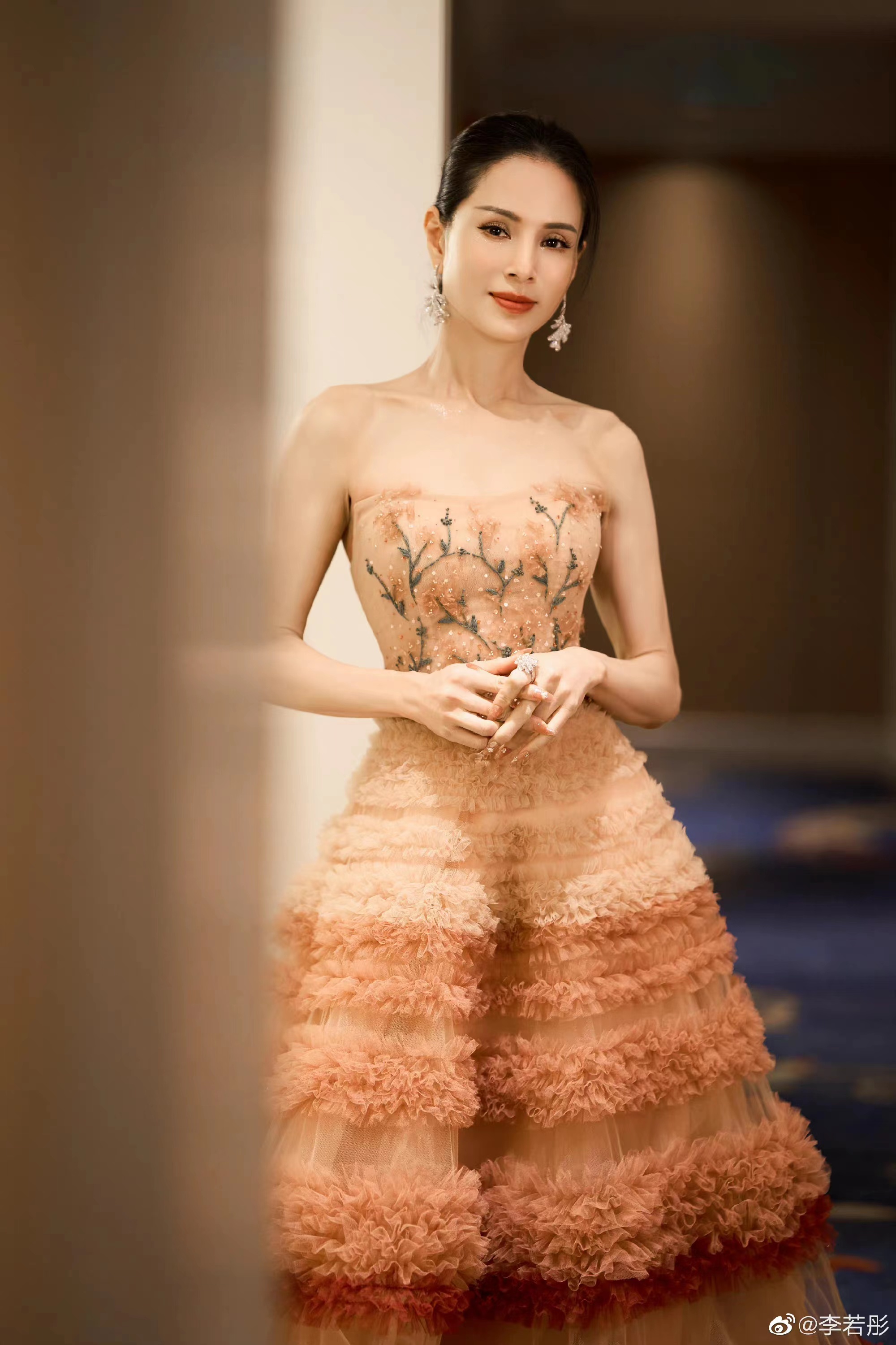 Li Ruotong is really beautiful to the core, wearing a champagne-colored ...