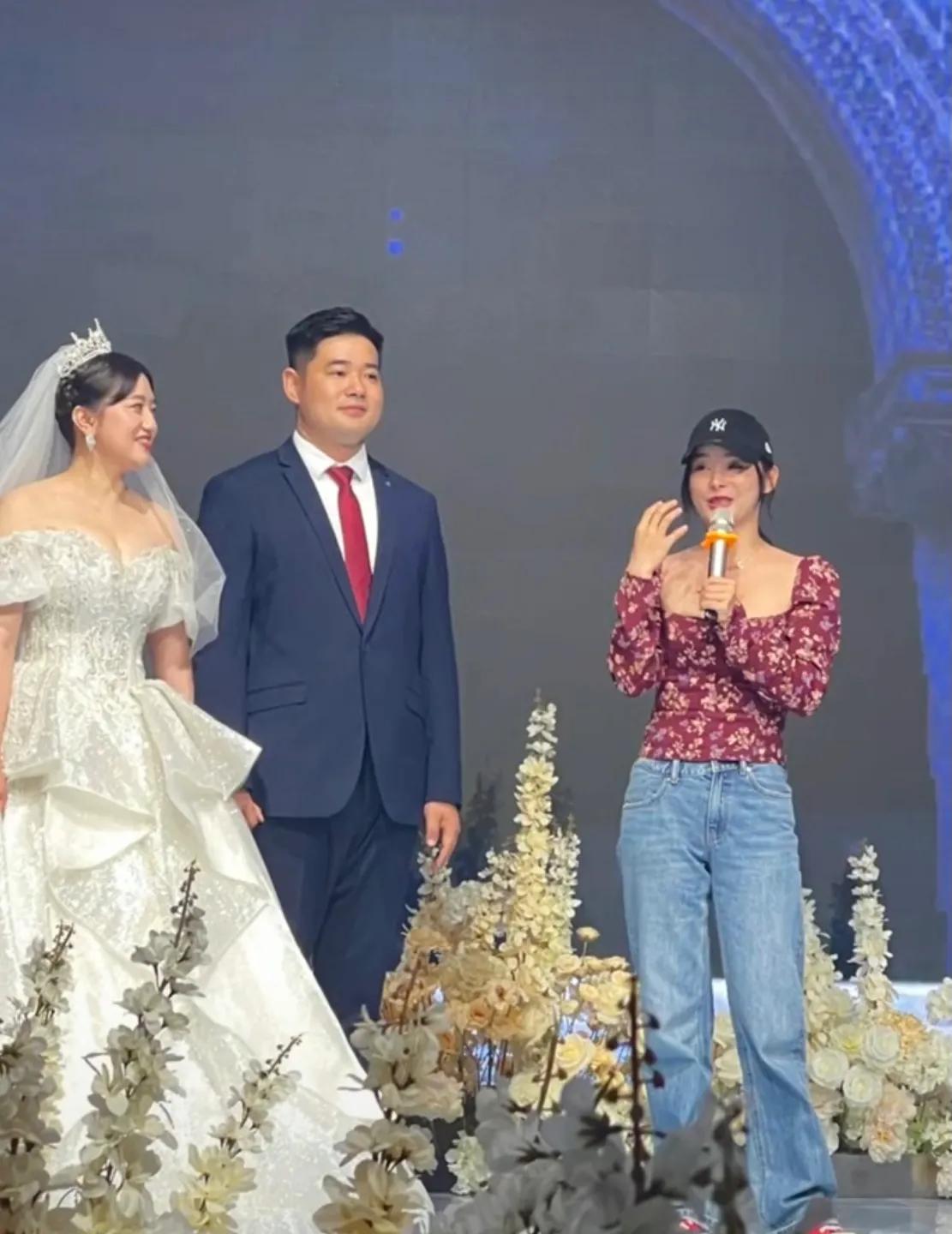 Yuan Shanshan went home to attend her younger brother's wedding. She ...