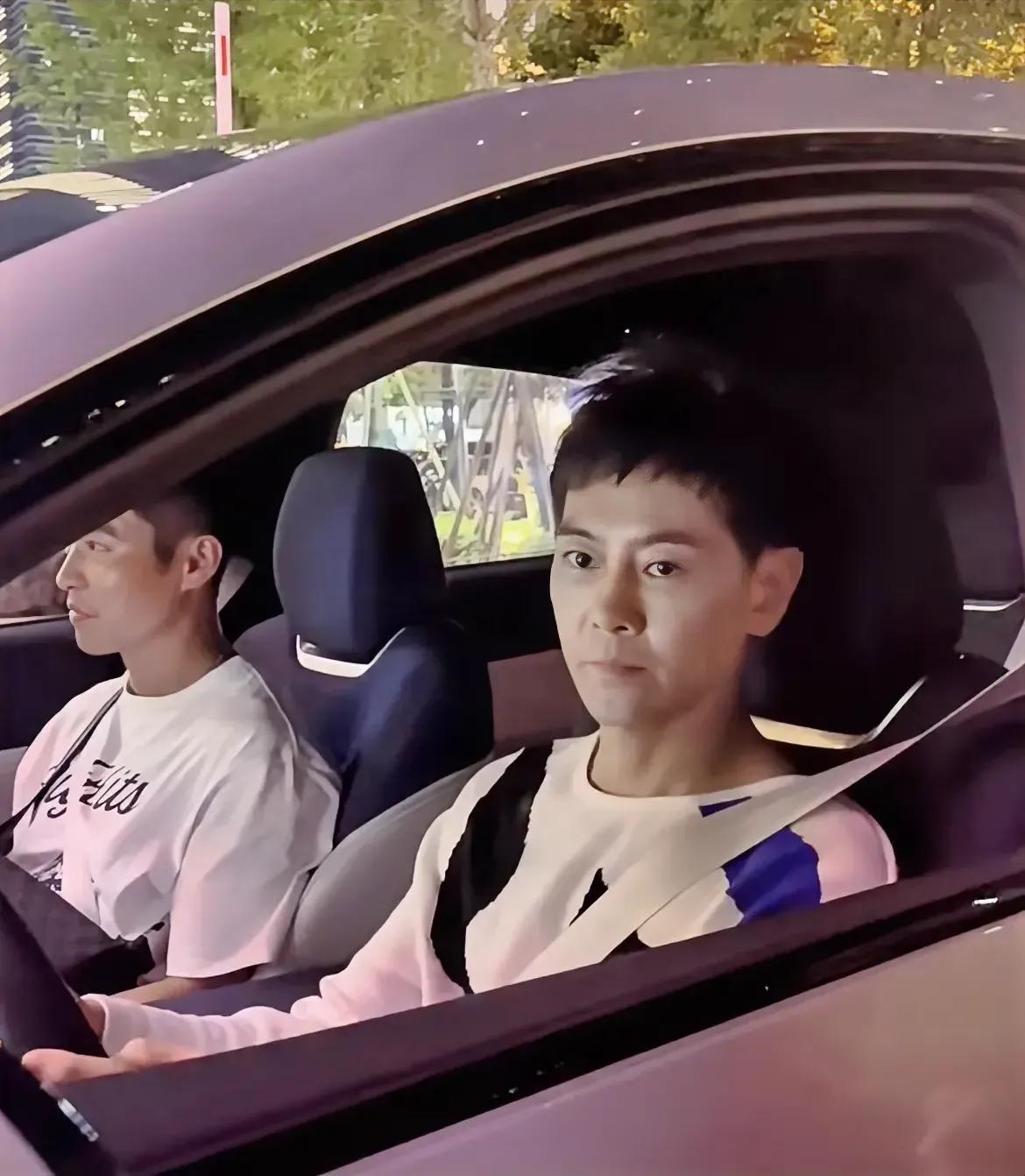 Recent photos of Jimmy Lin: The face is thin and the expression is ...