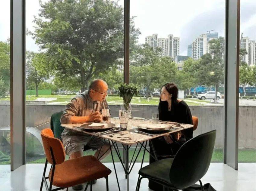 Old cows eating young grass? Dou Wei has an intimate date with a ...