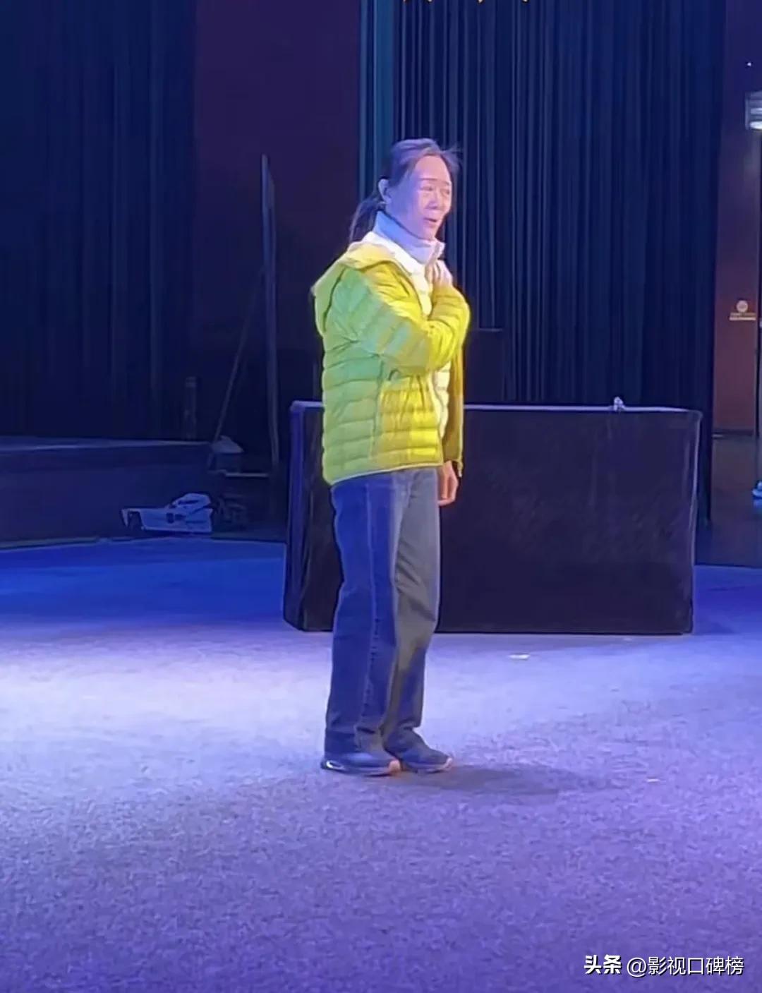 The 60-year-old Wu Qiong was rehearsing alone on the stage, her skin was sagging and her husband ...