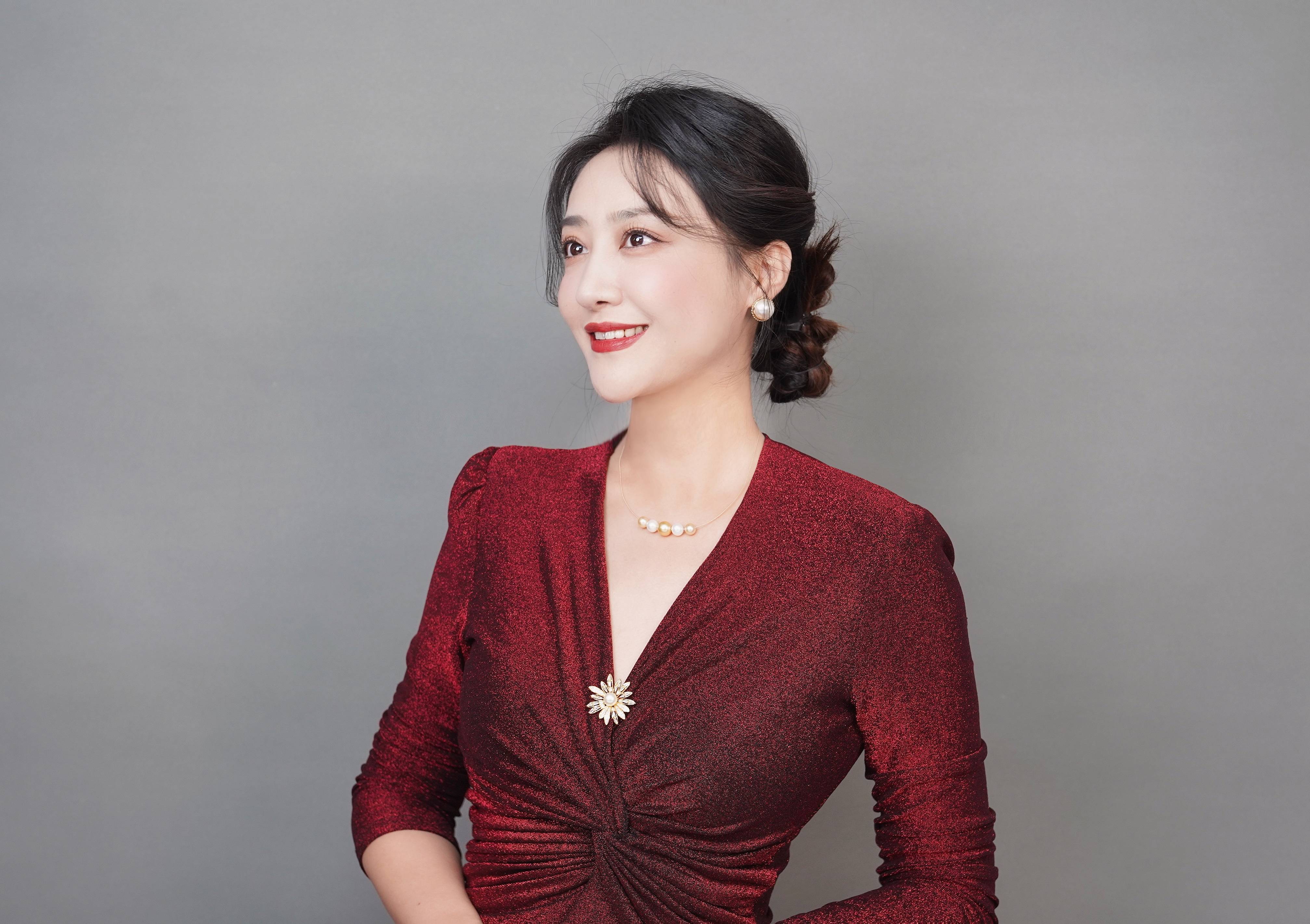Zuo Yan: Inheriting traditional culture with cheongsam, writing ...