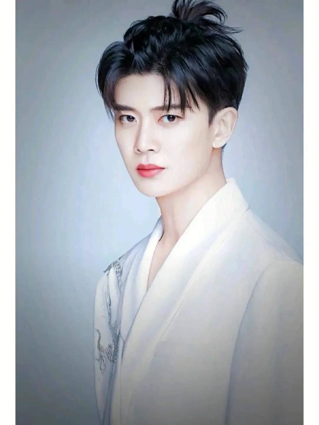 This time Jialun was really scared. Several illegitimate fans were secretly filming and peeping ...