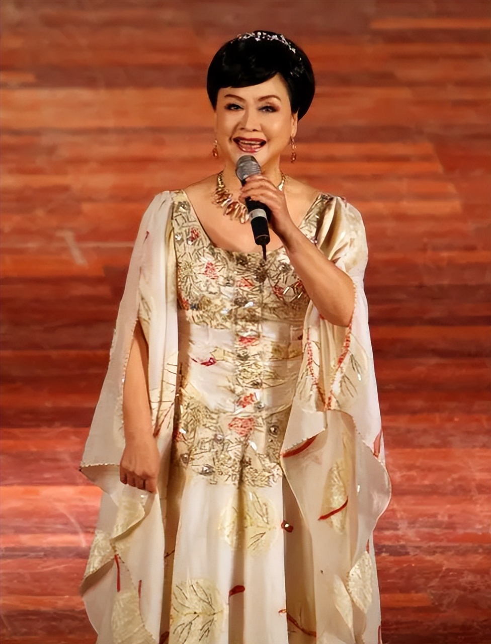 Li Guyi: The tears and ups and downs behind the glory, how is her life ...