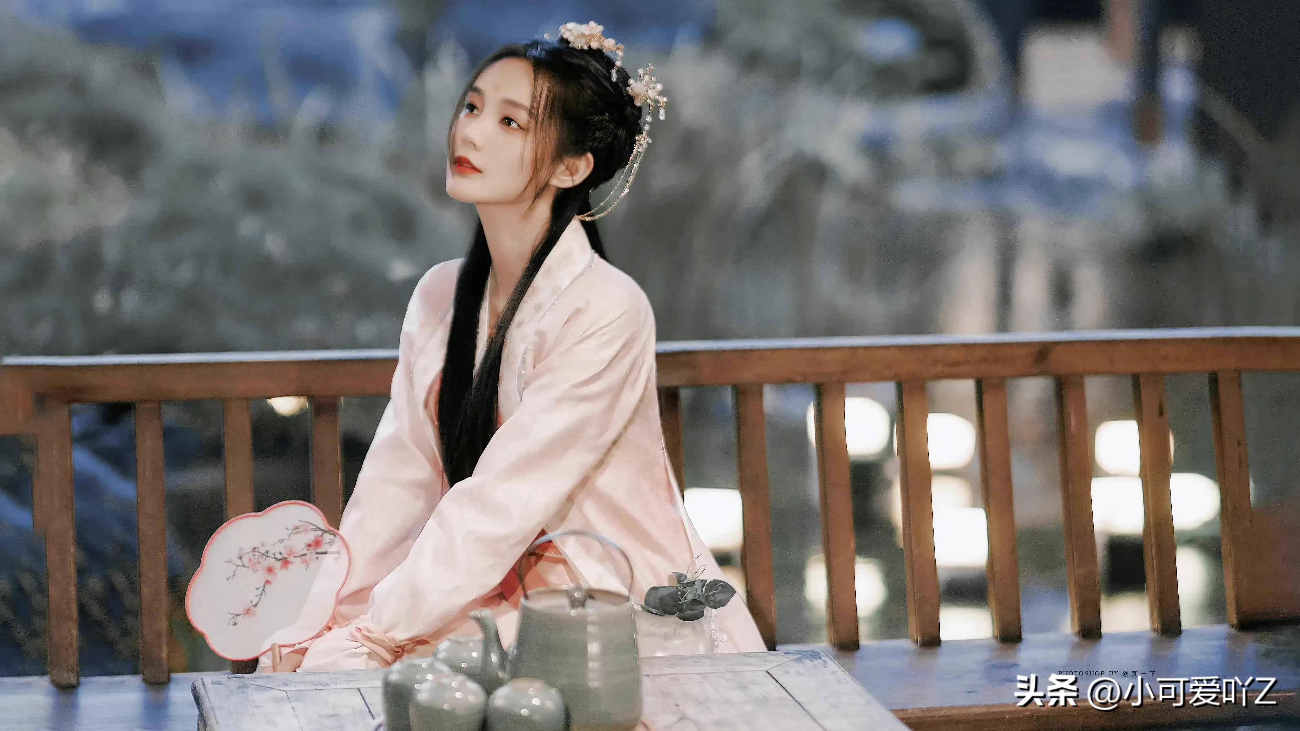 Li Yitong, pink national style costume, peach blossoms, shining ...