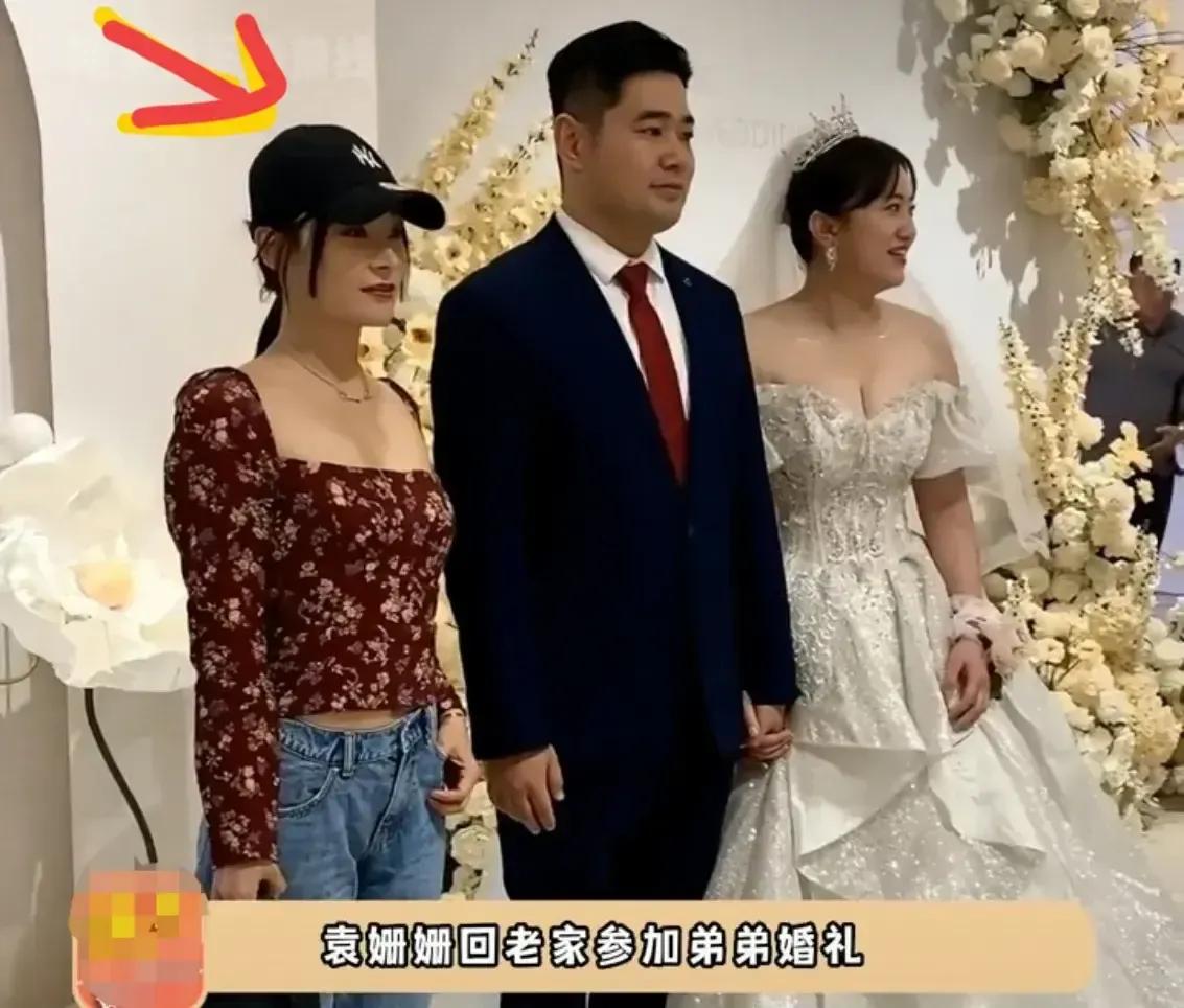Yuan Shanshan attended the wedding of her younger brother Wei Yuanjie ...