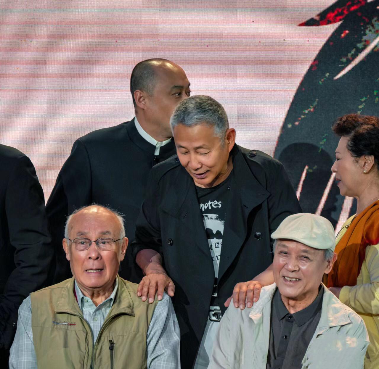 Returning the Golden Rooster Award to Chen Daoming for his acting ...