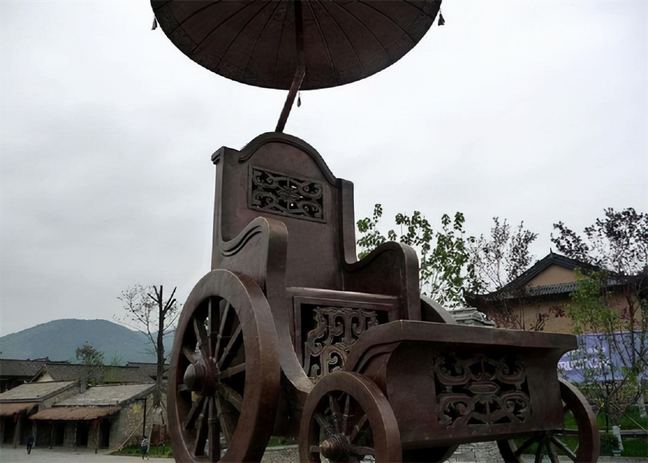 Zhuge Liang has healthy legs, why does he insist on sitting in a "wheelchair" during the war ...