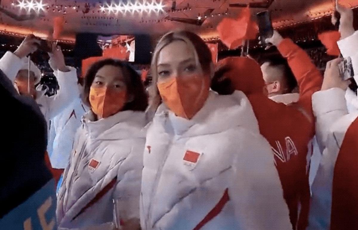 Gu Ailing dresses boldly! Wearing black silk with beautiful legs and a ...