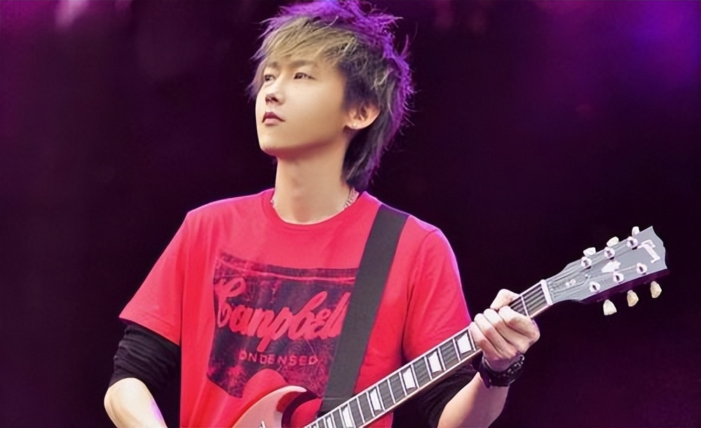 When he returned, he was still the young man in white, but he was Huang ...