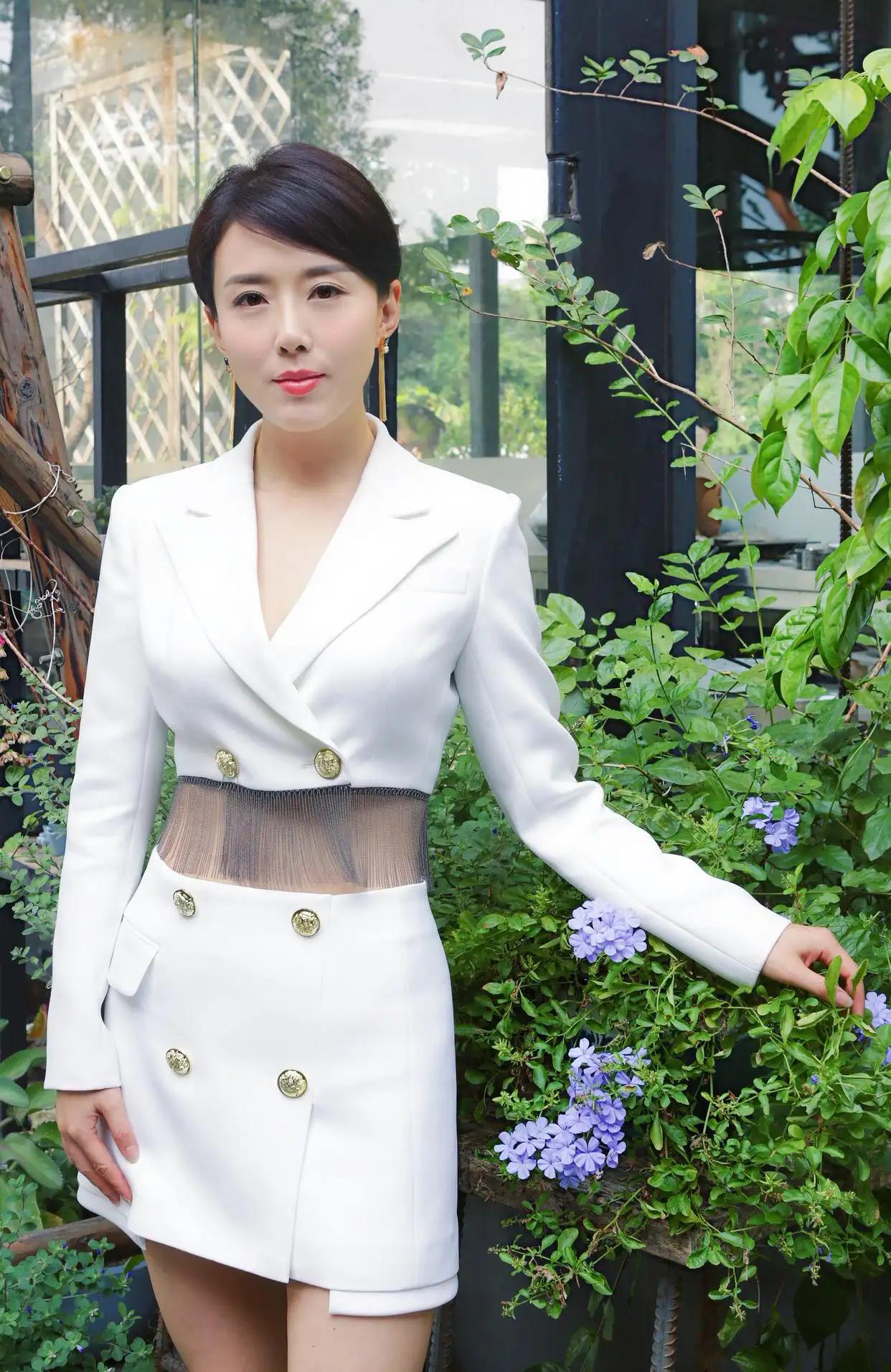 Beauty star Yan Danchen, classmate Chen Kun - iNEWS