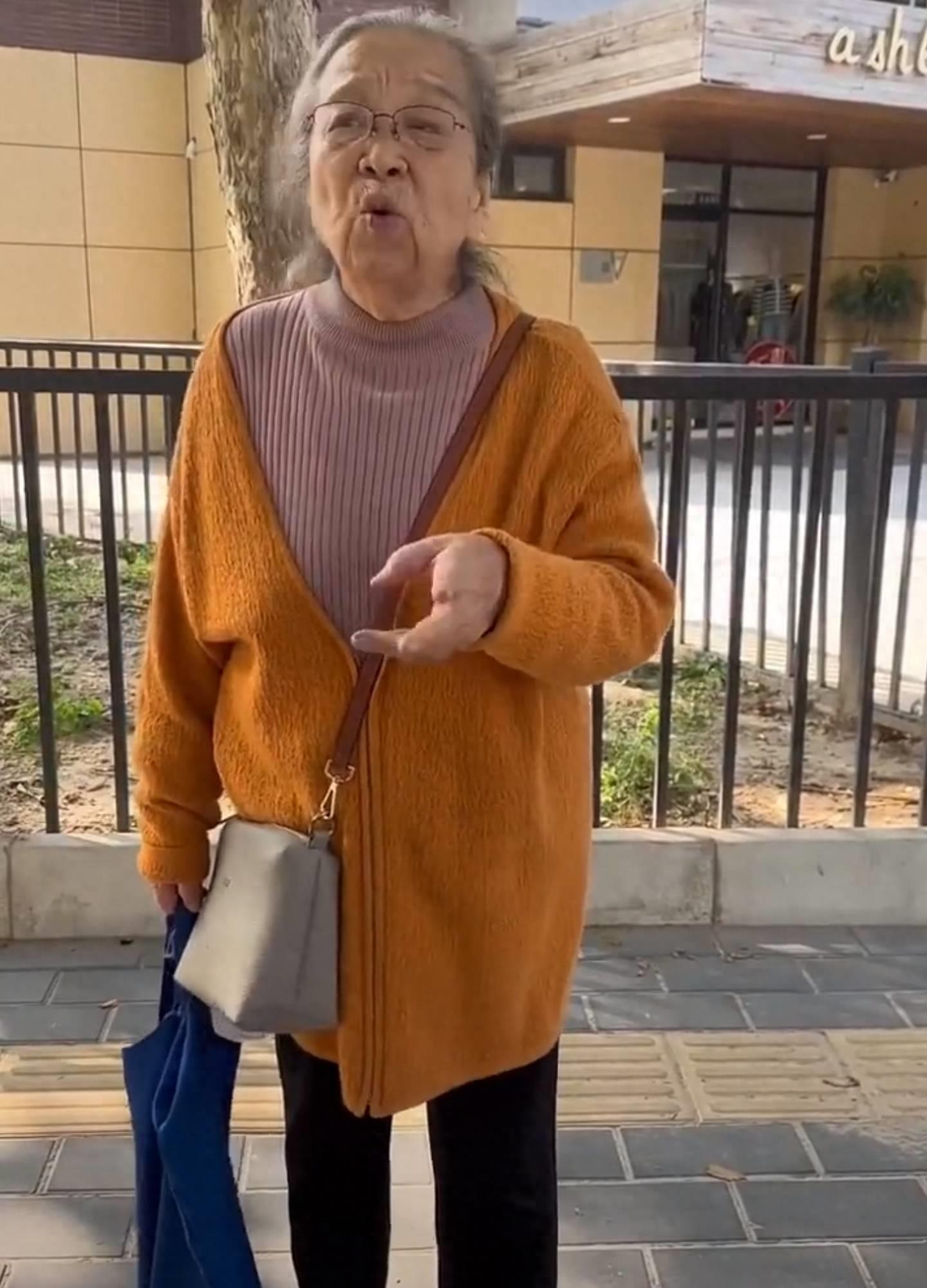 87-year-old actor Li Mingqi was accidentally encountered while walking ...
