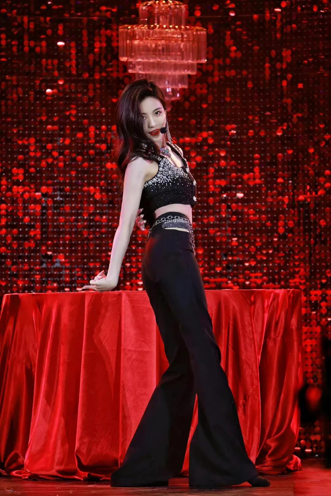 Sun Rui's stage style - iNEWS