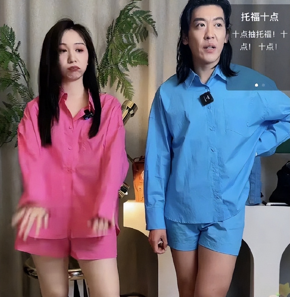 Jiang Sida sells women's clothing live with goods, and makes herself a ...