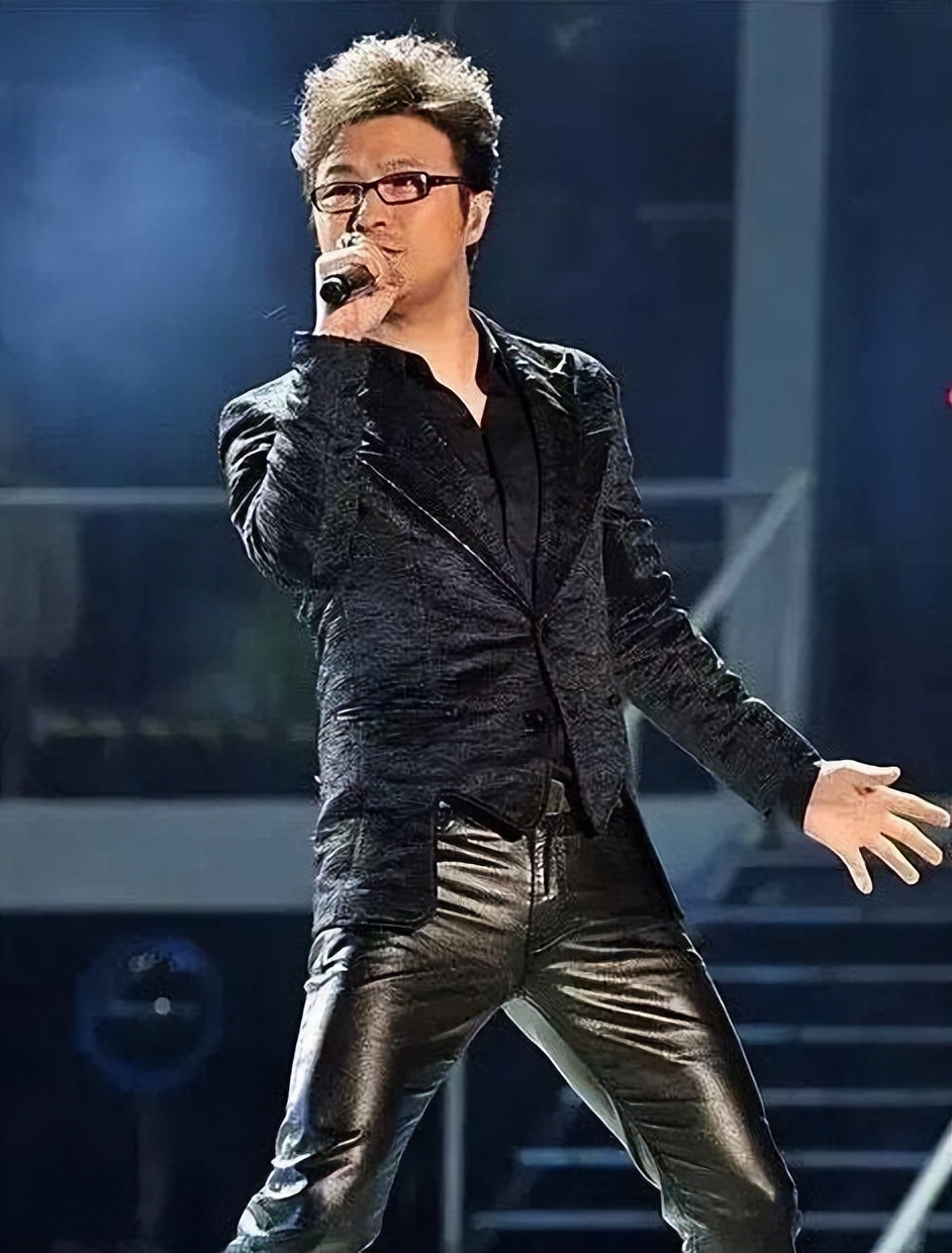 Wang Feng: A true legend in the entertainment industry, his story is ...