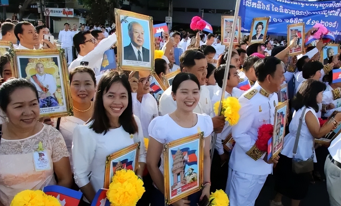 When Hun Sen entered the palace to meet the king, netizens saw the clue ...