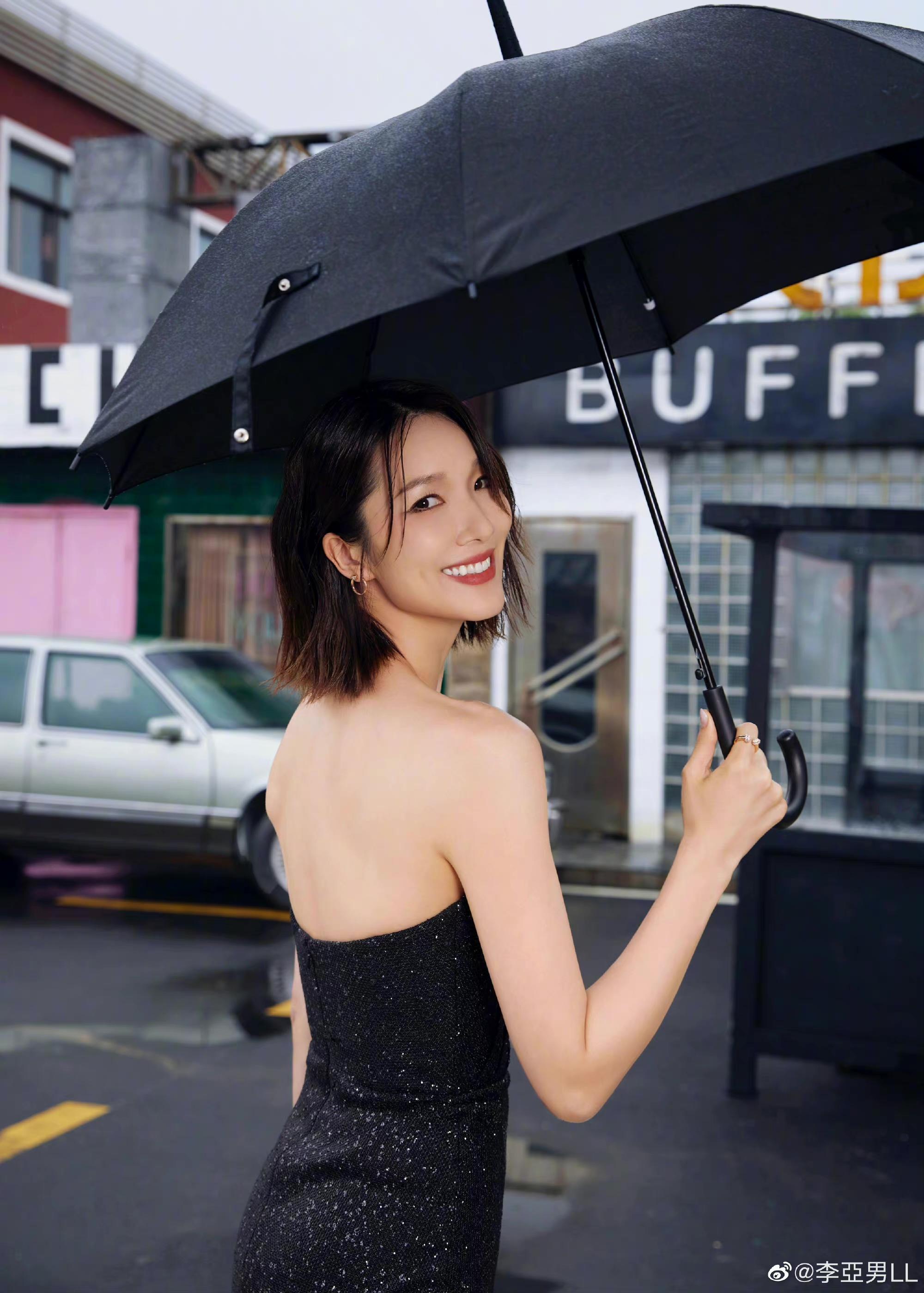 Li Yanan wears a white evening dress to show off attractive shoulders ...