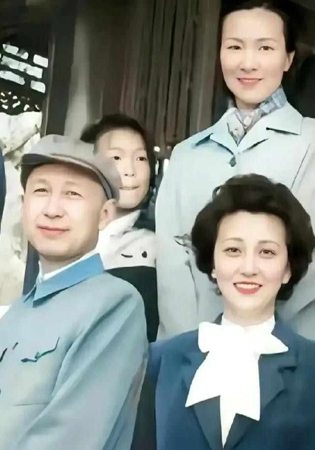 Jiang Ying's 10 private photo albums are noble and elegant, rarely seen ...