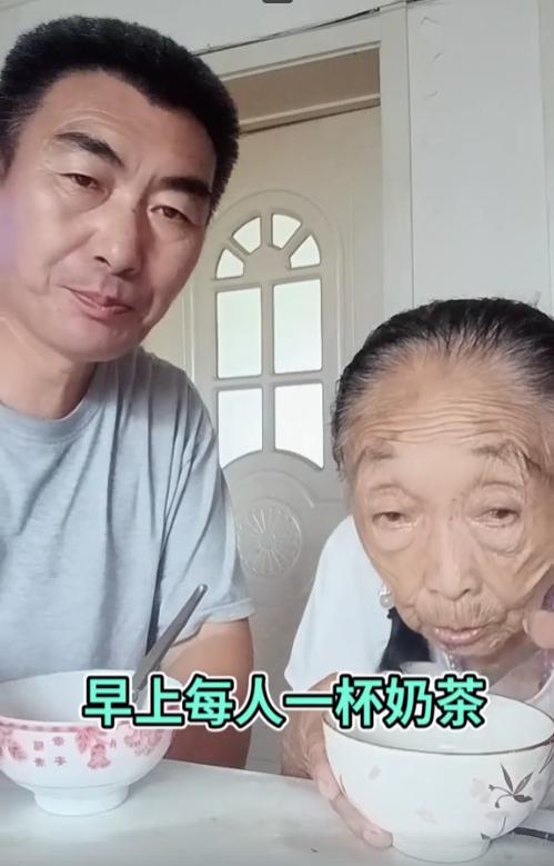 85-year-old Ma Yuqin danced with her sisters, Li Yucheng pretended to ...