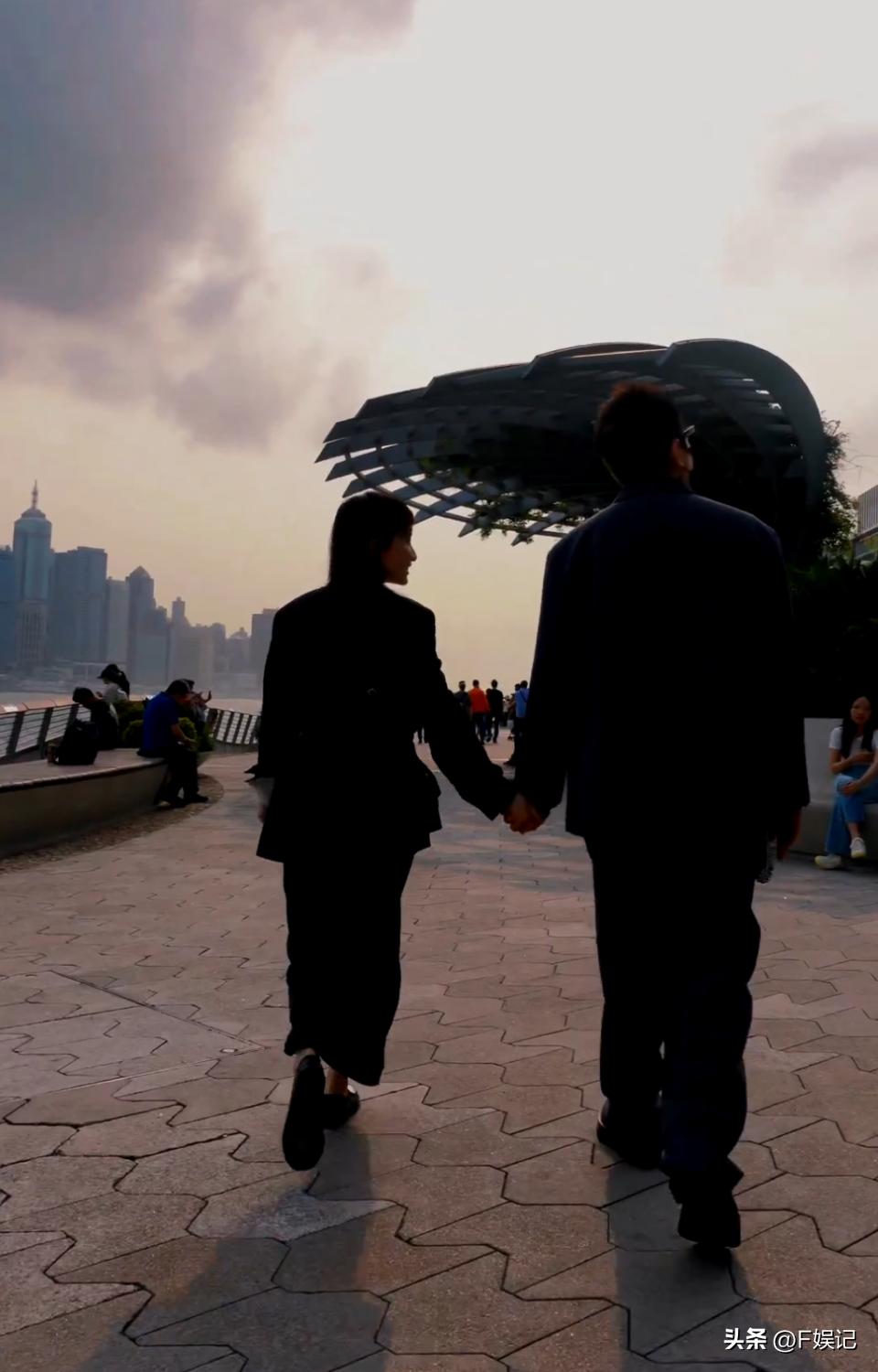 Shan Liwen, Hu Beiwei, hand in hand, shopping sweetly - iMedia
