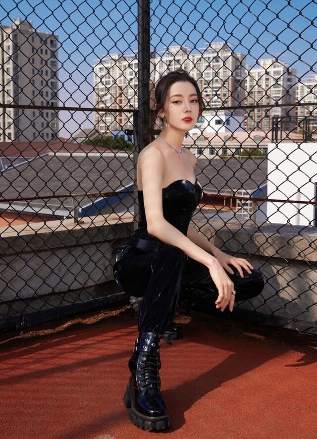 Reba's "large-scale" look is too flirtatious, wearing a low-cut outfit has a charming bumpy feel ...