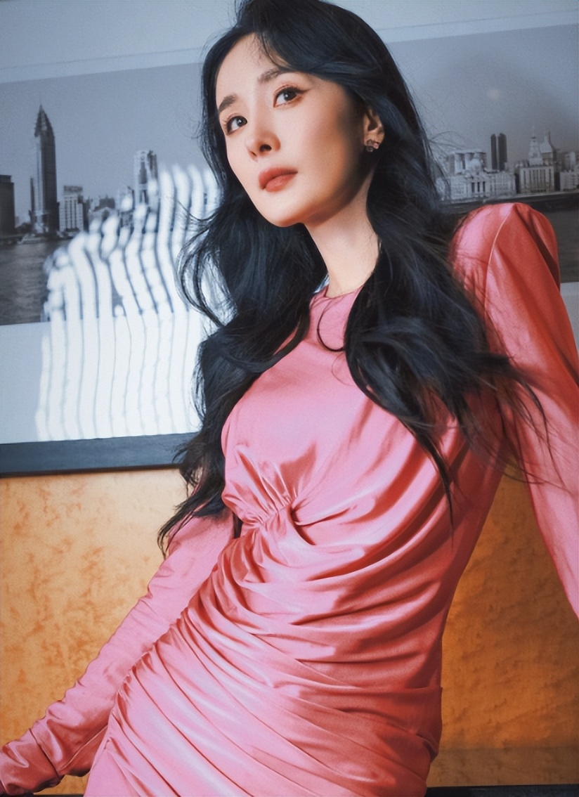 After three years, Yang Mi took his parents to fly to Hong Kong again ...