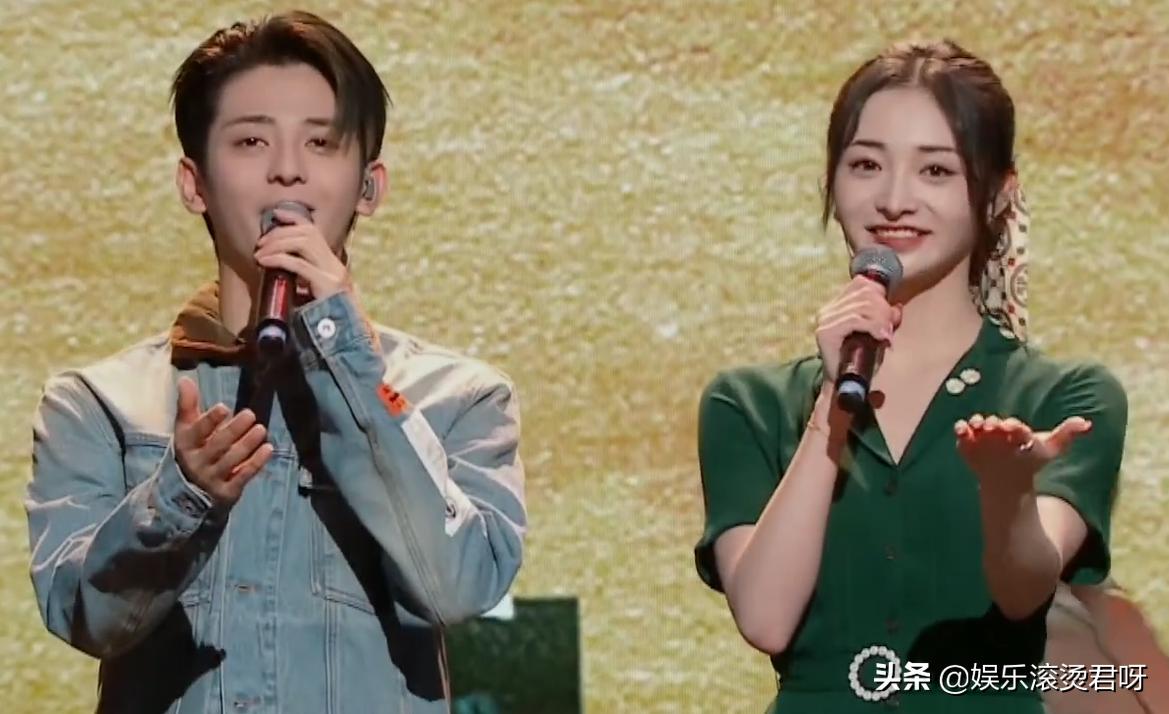 166cm Zhou Jieqiong is as tall as Fu Longfei?When you see the shoes on your feet, you will ...