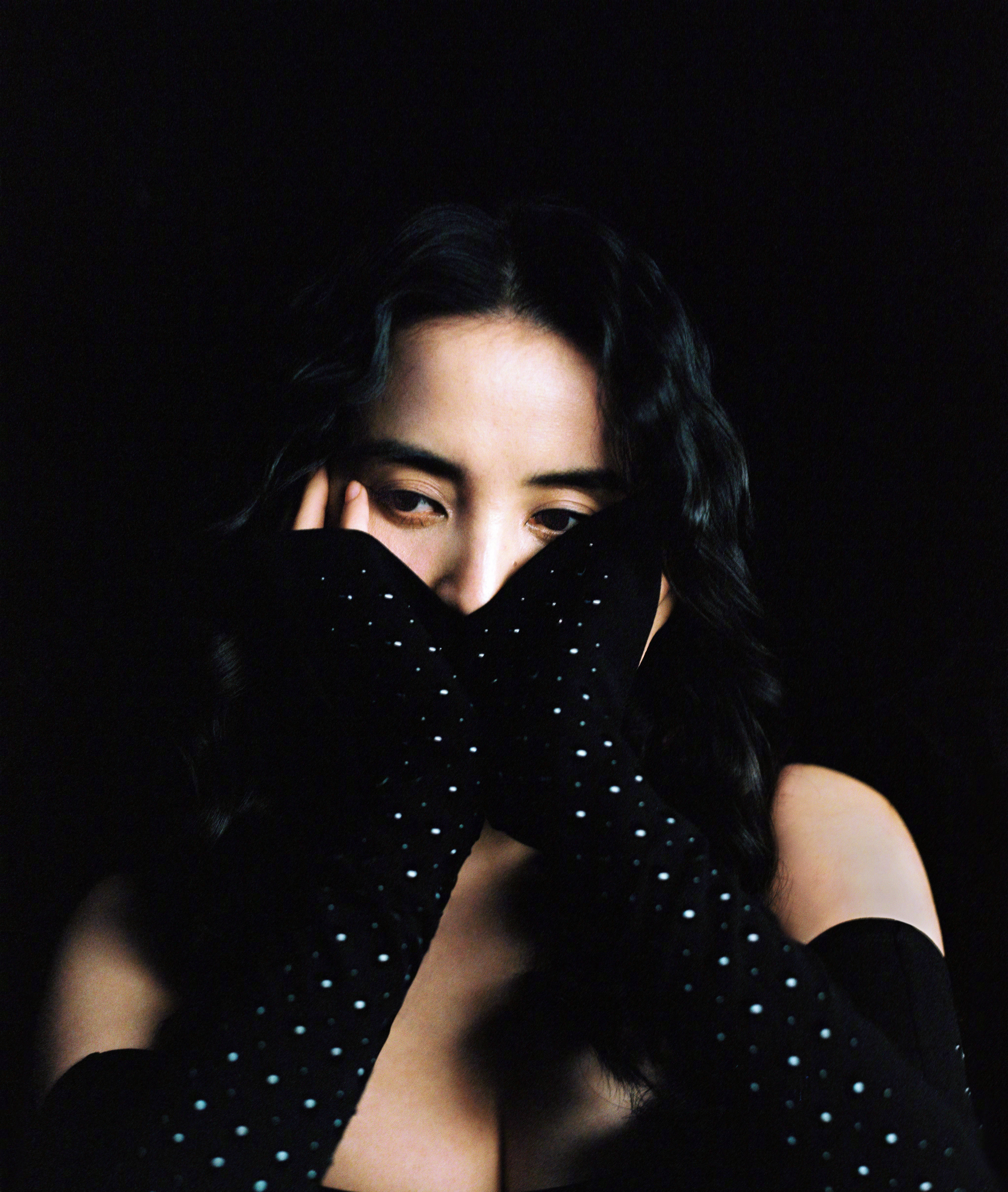 Song Jia's curly hair style shows black silk legs and beautiful legs ...