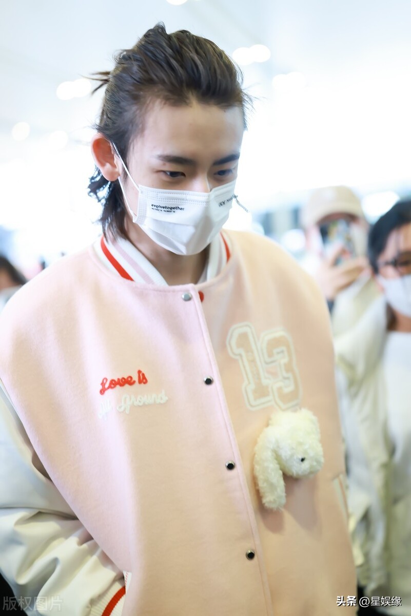The little ghost Wang Linkai departed from Hongqiao Airport, wearing a ...